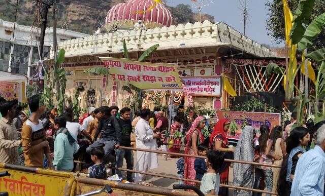हर- हर महादेव के नारो से गूंजे शिवालय, श्रद्धालुओं की उमड़ी भीड़