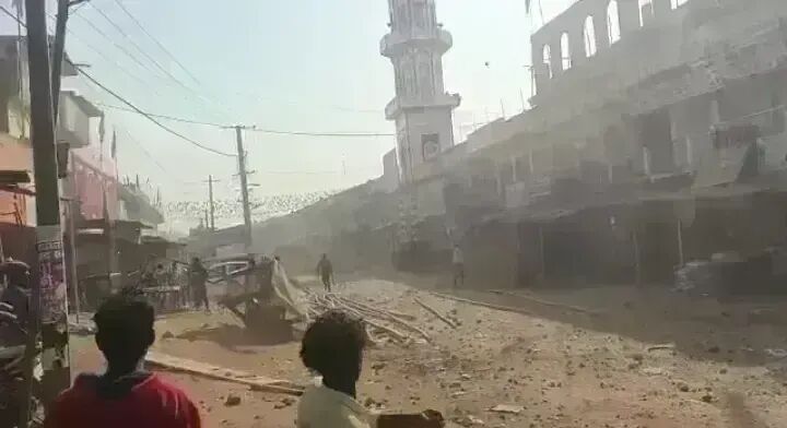 पलामू में महाशिवरात्रि के लिए बने तोरण द्वार पर मुस्लिम समुदाय ने किया ...