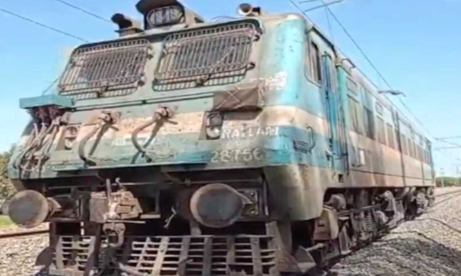 भोपाल: मध्य प्रदेश में बड़ा हादसा, चलती ट्रेन की कपलिंग टूटी, यात्रियों में अफरा-तफरी | Madhya ...