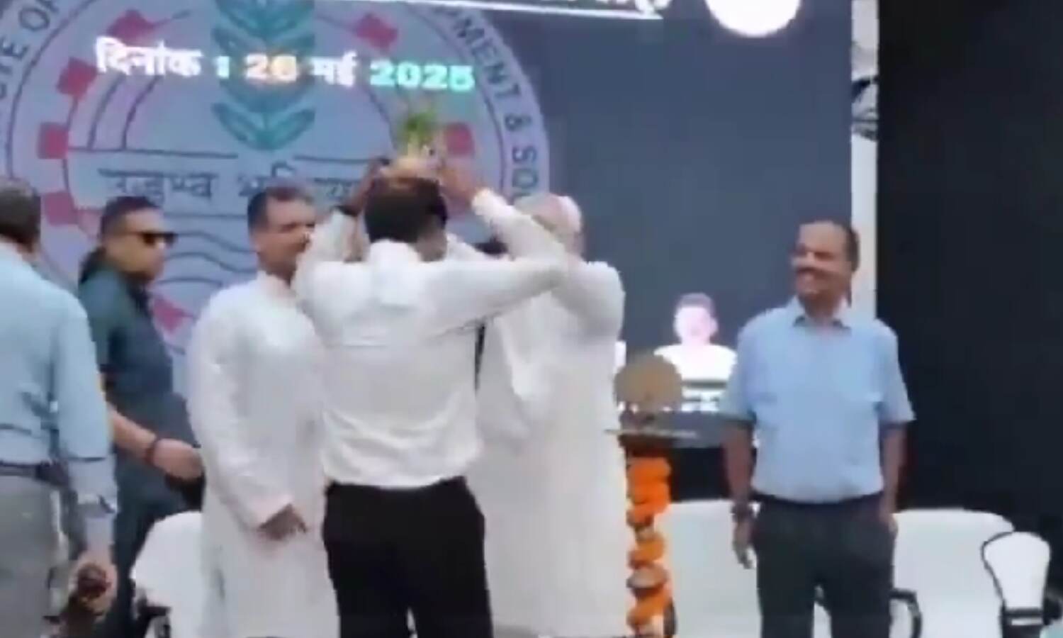 Nitish Kumar Viral video: नीतीश कुमार को हुआ क्या है? स्वागत करने आए IAS डॉ. एस सिद्धार्थ के सिर ...