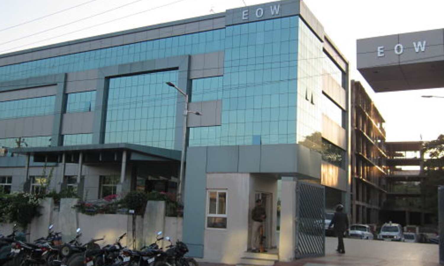 EOW Raid: नगर निगम सहायक अधीक्षक चेतन पाटिल के घर ईओडब्ल्यू की छापेमारी | EOW raids at the house ...